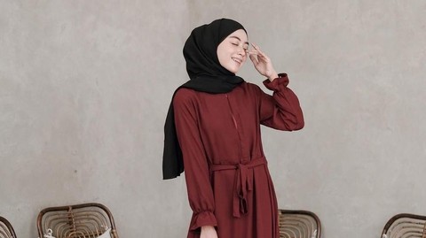 5 Inspirasi Outfit Maroon untuk Hijabers, Sukses Tampil Elegan dan ...