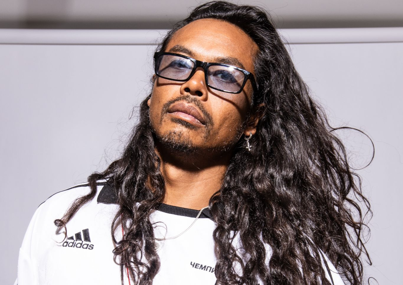 Dougy Mandagi Perkenalkan Proyek Solonya, BLOODMOON, Dengan Single ...