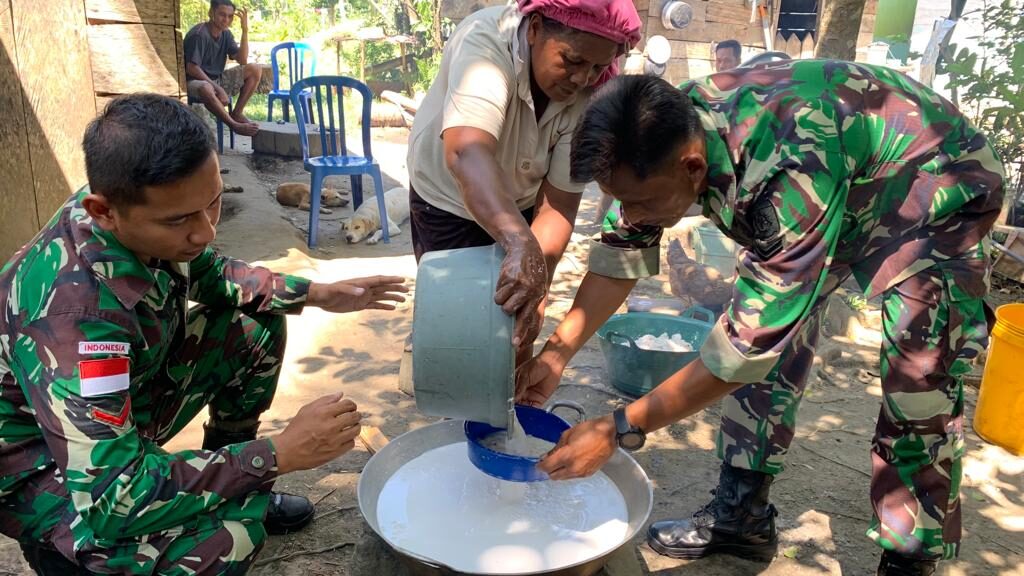 Satgas Yonarmed 1 Kostrad Ajarkan Warga Alang Asaude Cara Buat Minyak ...