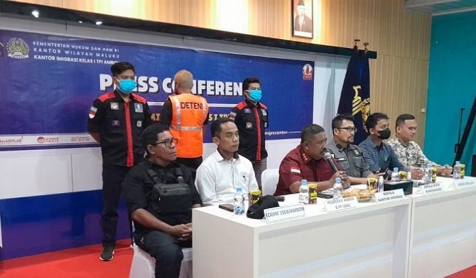Diduga Provokasi Warga Kibarkan Bendera RMS, WN Belanda Dideportasi ...