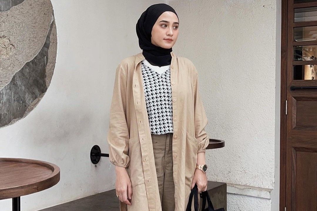 Inspirasi OOTD Hijab dengan Long Outer yang Modis – porostimur.com