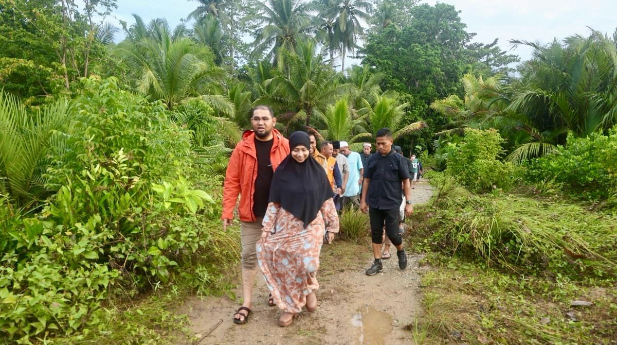 Bupati Halsel Bassam Kasuba dan Istri Tinjau Lokasi Banjir di Desa ...