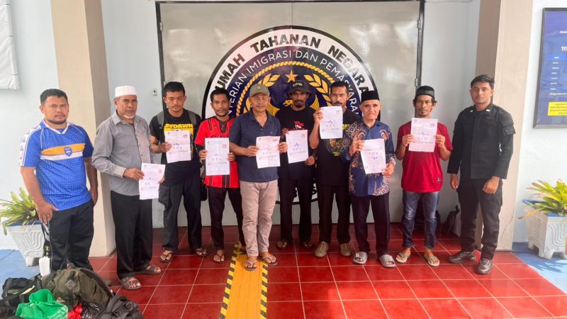 Delapan Warga Adat Maba Sangaji Resmi Bebas dari Rutan Soasio ...